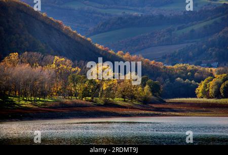 il lago di Mercatale in secca Stock Photo - Alamy