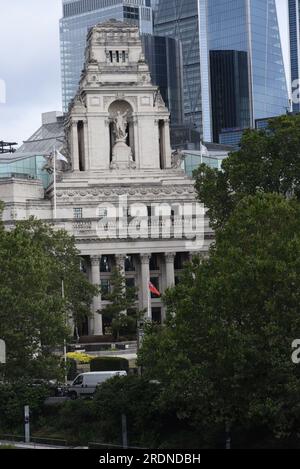 Trinity Square Gardens and Four Seasons Hotel London at Ten Trinity ...