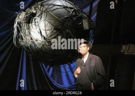 l-r: Gerald Finley (J. Robert Oppenheimer), Roderick Earle (Frank ...