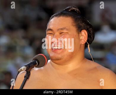 Hoshoryu Tomokatsu (Byambasuren Sugarragchaa) of Mongolia parades after ...