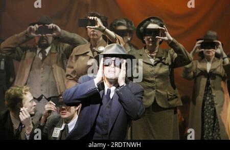 Gerald Finley (J Robert Oppenheimer) in DOCTOR ATOMIC at English ...