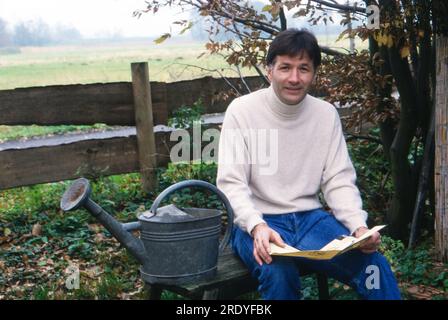 Thomas Rühmann, deutscher Schauspieler und Musiker, an einem Grenzpfahl ...