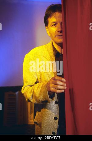 Thomas Rühmann, deutscher Schauspieler und Musiker, an einem Grenzpfahl ...