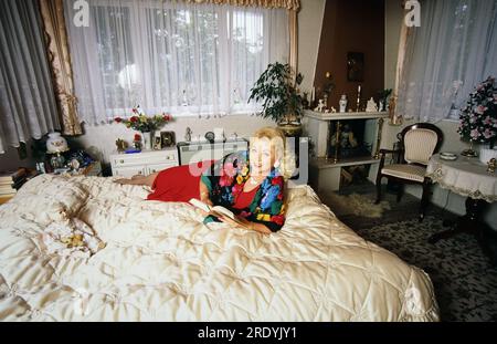 Vera Schneidenbach, deutsche Sängerin, bei einem Fotonachmittag zuhause in Berlin, Deutschland ...