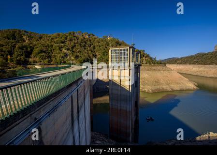 Dam of the Sau reservoir with the swamp almost empty during the 2022-23 ...