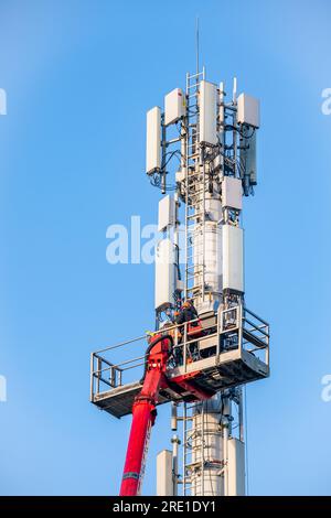 5G deployment in France: installation of mobile phones relay stations ...