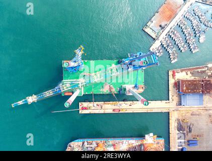 The 1,200-ton jack-up offshore wind power installation platform "Huaxia ...