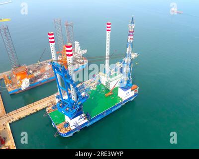 The 1,200-ton jack-up offshore wind power installation platform "Huaxia ...