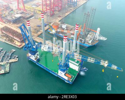 The 1,200-ton jack-up offshore wind power installation platform "Huaxia ...
