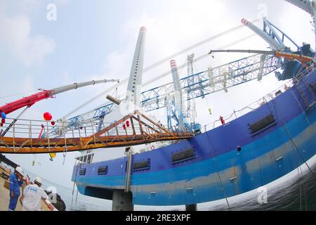 The 1,200-ton jack-up offshore wind power installation platform "Huaxia ...