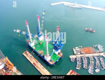 The 1,200-ton jack-up offshore wind power installation platform "Huaxia ...
