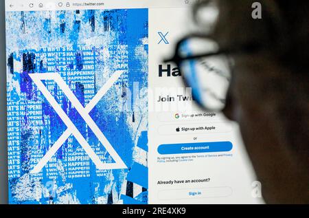 The Twitter sign in page displaying its new name, “X” on the sign-in ...