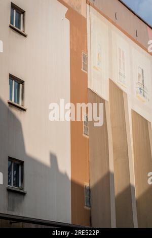 Architectural detail with stylised murals, Avenue Matignon, 8th ...