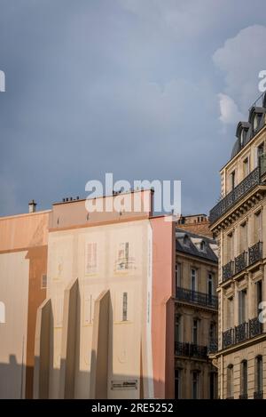Architectural detail with stylised murals, Avenue Matignon, 8th ...