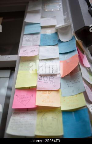 Post-it Notes adorn a shop in Oxford, in the Covered Market Stock Photo ...