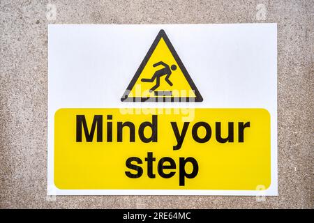 mind the step hazard warning sign Stock Photo - Alamy