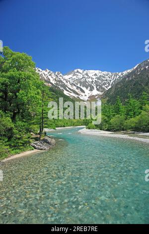 The Hotaka mountain range with lingering snow from Taisho Pond in clear ...