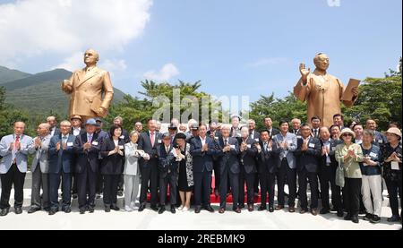 Statues of Rhee Syng-man, Truman unveiled Participants unveil the ...