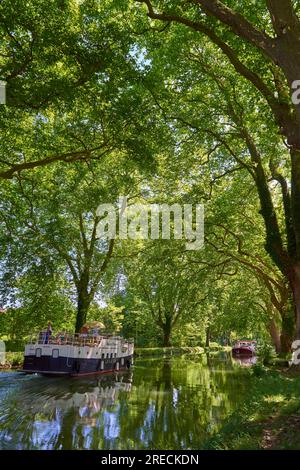 Dole (north eastern France): boats in the river port, the Nicols water ...