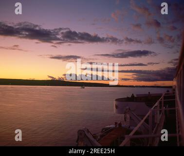 BARCO NAVEGANDO POR LA DESEMBOCADURA DEL RIO SAN LORENZO-PISCINAS EN LA ...