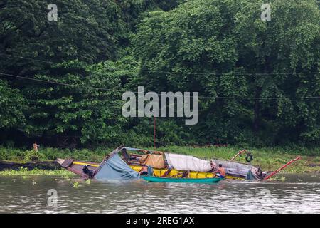 Rizal Province, Philippines. 28th July, 2023. Rescuers from the Philippine Coast Guard (PCG ...