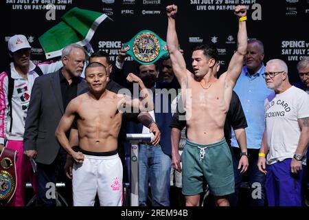 Isaac Cruz, left, and Giovanni Cabrera fight during their lightweight ...