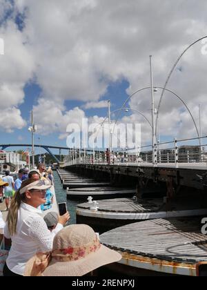 The floating Queen Emma Bridge in Willemstad, Curacao Stock Photo - Alamy