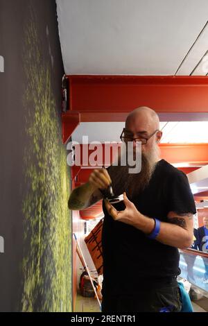 Paris, Street Artist Logan Hicks (USA) vollendet ein Wandbild in der ...