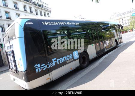 Paris, elektrischer Bus // Paris, Electric Bus Stock Photo - Alamy