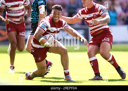 Wigan Warriors' Tyler Dupree (centre) battle for the ball with Leigh ...