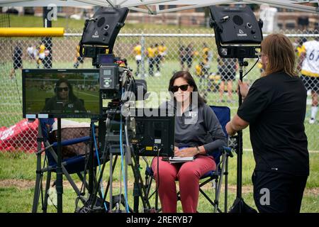 NFL Network reporter Judy Battista, center, covers the Pittsburgh ...