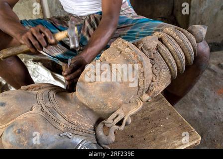 An artisan Chiselling bronze sculpture statue at Swamimalai, Tamil Nadu ...