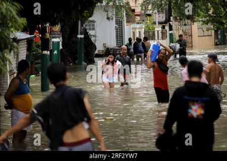 Calumpit, Bulacan, Philippines. 31st July, 2023. Rescuers assist ...