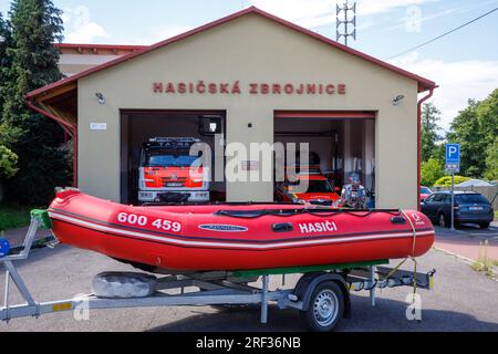 Firemen of volunteer Fire department of Havirov-Zivotice train to ...