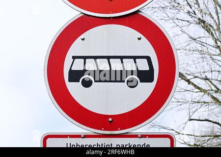 Verkehrszeichen Einfahrt für Busse verboten Stock Photo - Alamy