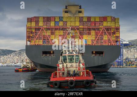 Containerschiff im Hafen von Piräus, Athen, Griechenland Stock Photo ...