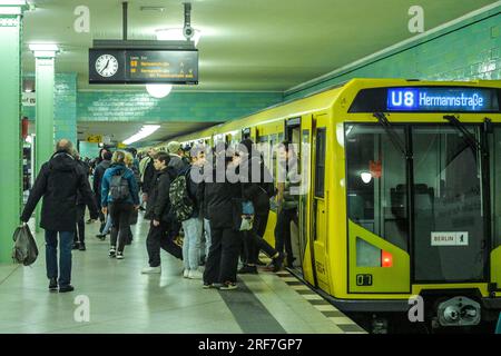 U8, U-Bahnhof Alexanderplatz, Mitte, Berlin, Deutschland Stock Photo ...