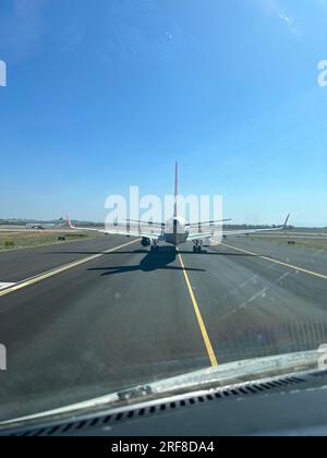 Aircraft waiting for takeoff in a que Stock Photo - Alamy