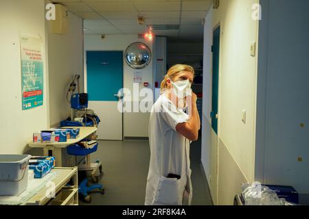 On-call nurse in the short medical-surgical course in the emergency ...