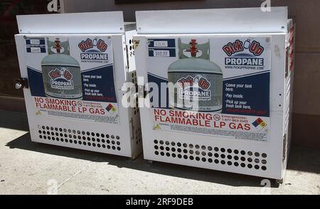 Pick Up BBQ propane tanks exchange in California Stock Photo - Alamy