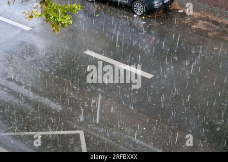 Regen, Wetter, Niederschlag, Starkregen,Balkon, Berlin-Neukölln ...