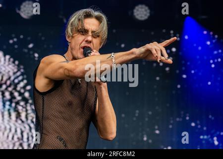 Confidence Man (with singers Janet Planet (Grace Stephenson) and Sugar ...