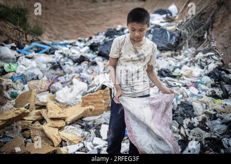 Children are forced to work on rubbish. Child labor, Poor children ...