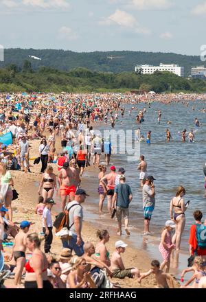 Beachgoers enjoy the hot weather on Brighton seafront Stock Photo - Alamy