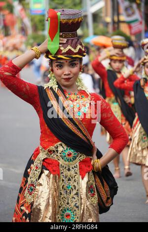 Gelang room dance from Madura at BEN Carnival. This dance depicts an ...