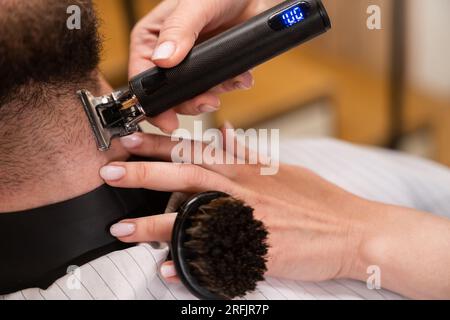 Master cuts man's hair in the salon. Scissors, Roschetsk close-up ...