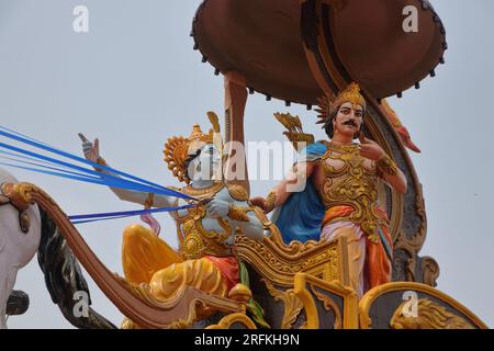 Lord Krishna preaching Bhagavadgita to Arjuna at battlefield in ...