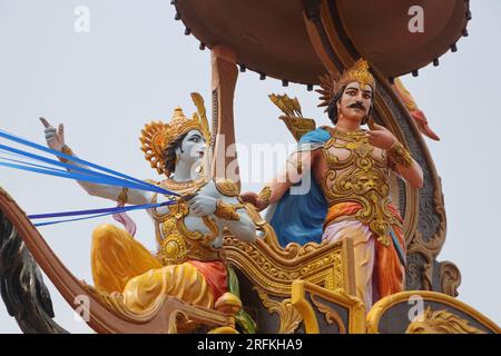 Lord Krishna preaching Bhagavadgita to Arjuna at battlefield in ...