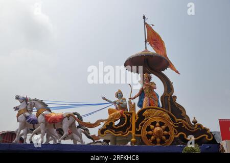 Lord Krishna preaching Bhagavadgita to Arjuna at battlefield in ...