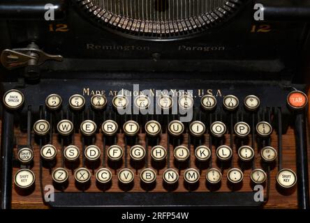 The keys of a 1920s Remington Paragon typewriter Stock Photo - Alamy